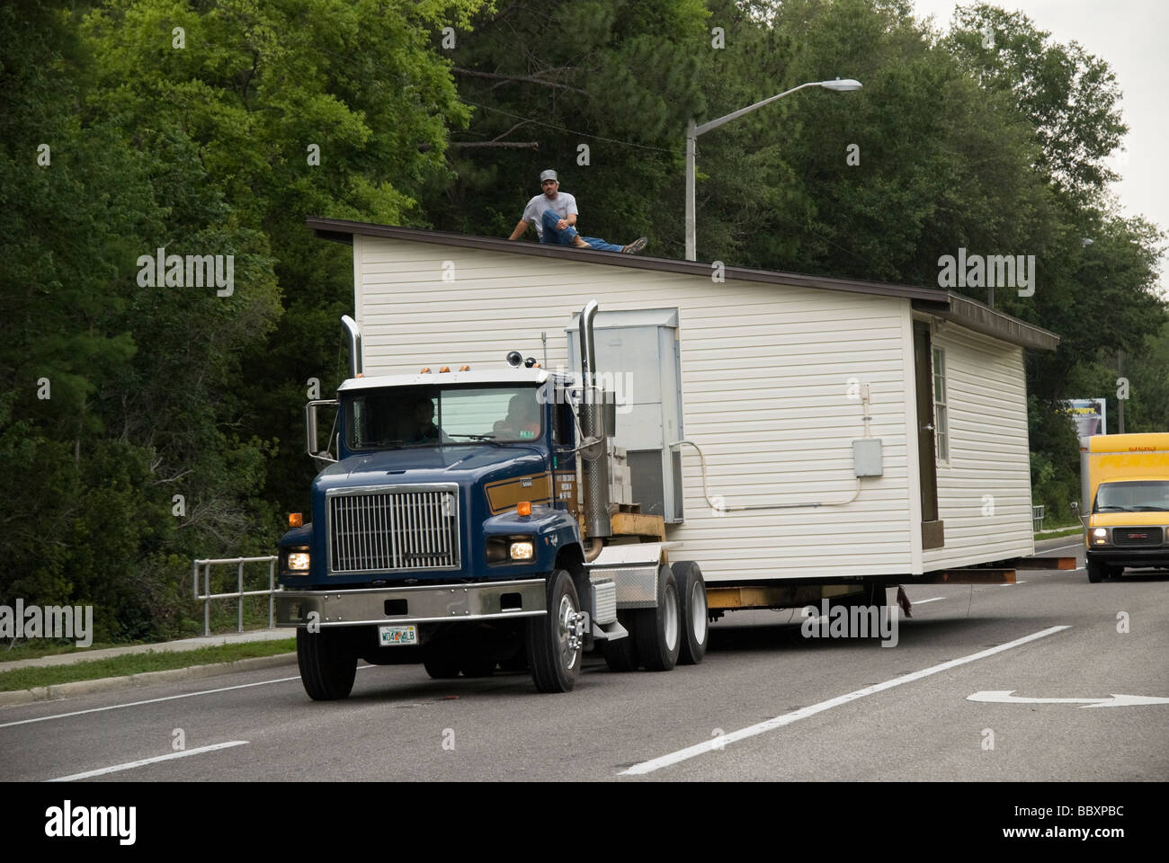 Truck transporting house hi-res stock photography and images - Alamy