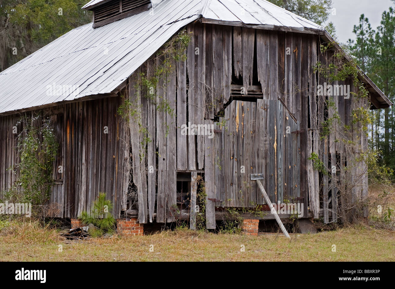 Old run down farm building hi-res stock photography and images - Alamy
