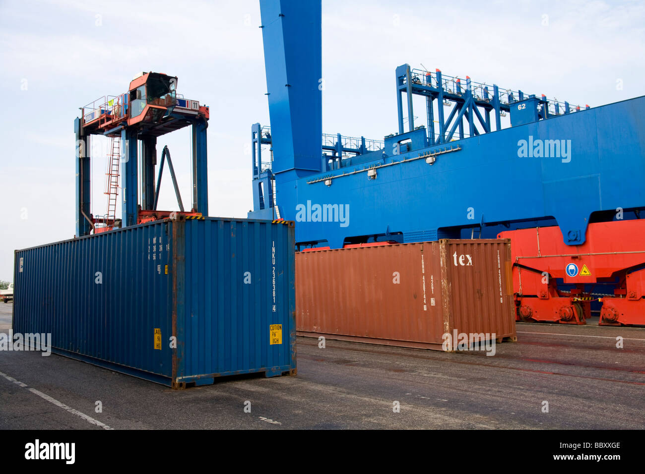 A straddle carrier truck prepares to move ISO containers from dockside ...