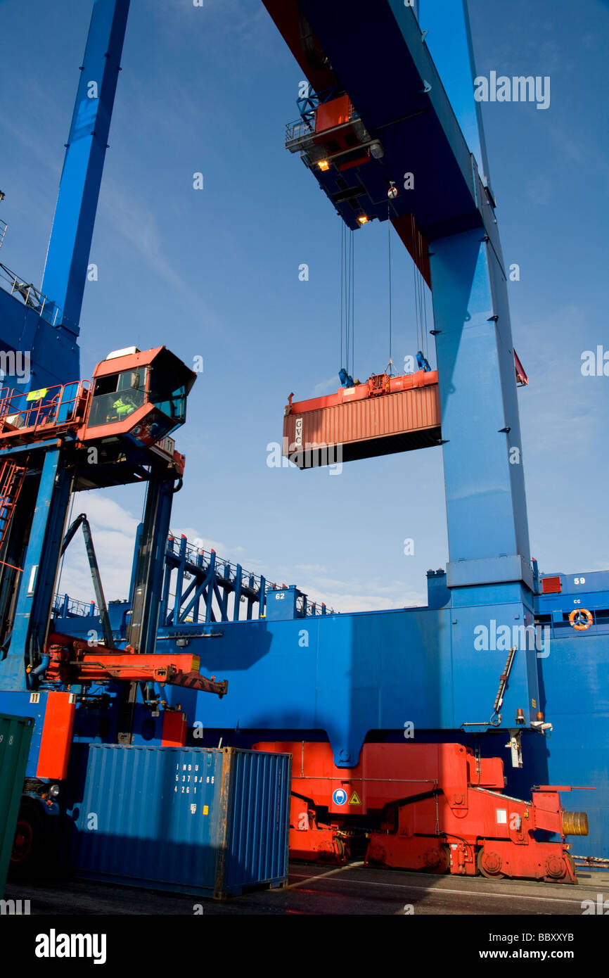 Crane loading cargo containers container hi-res stock photography and ...