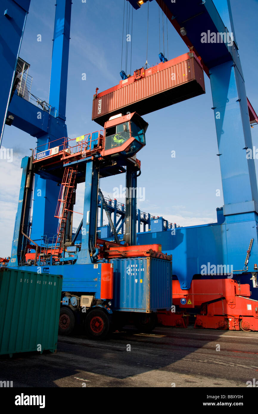 Container ship unloads cargo hi-res stock photography and images - Alamy