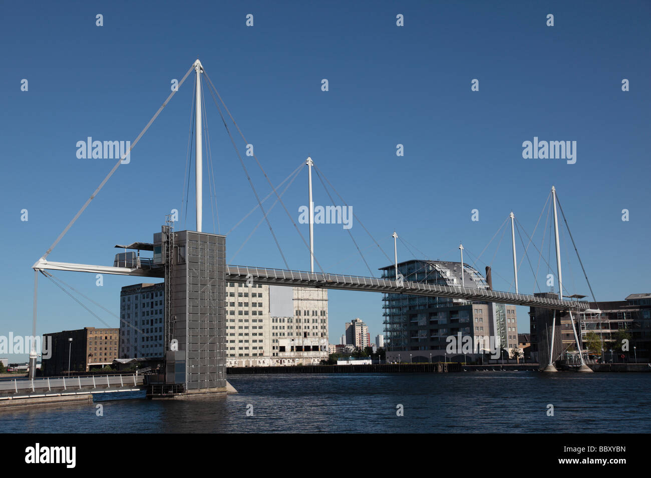 Footbridge spanning across Royal Victoria Docks in London's Docklands ...