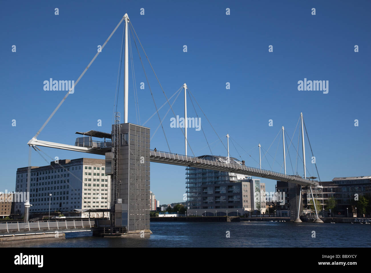 Footbridge spanning across Royal Victoria Docks in London's Docklands ...