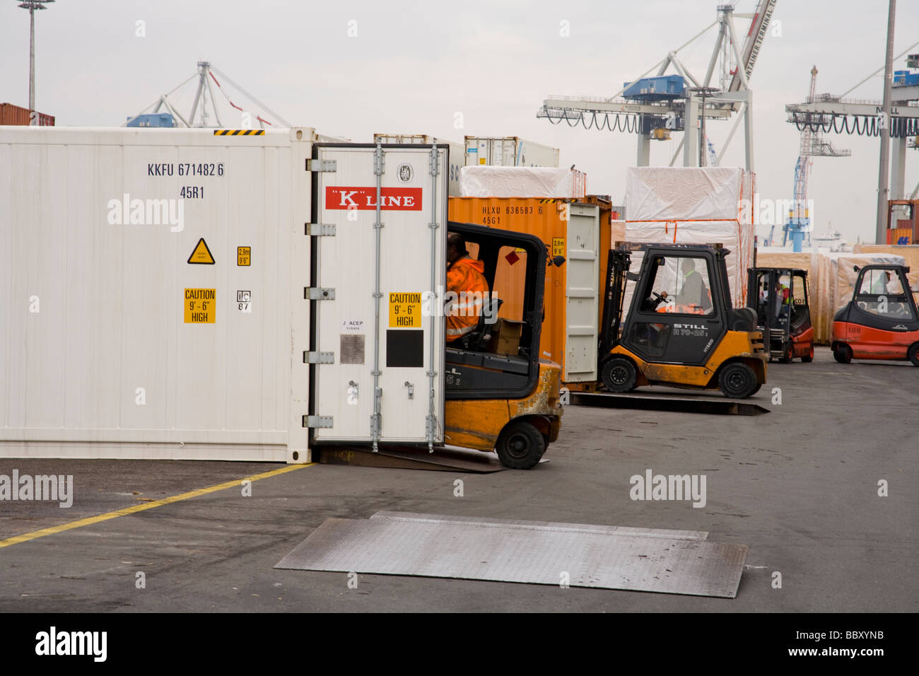 Loading of shipping containers hi-res stock photography and images - Alamy