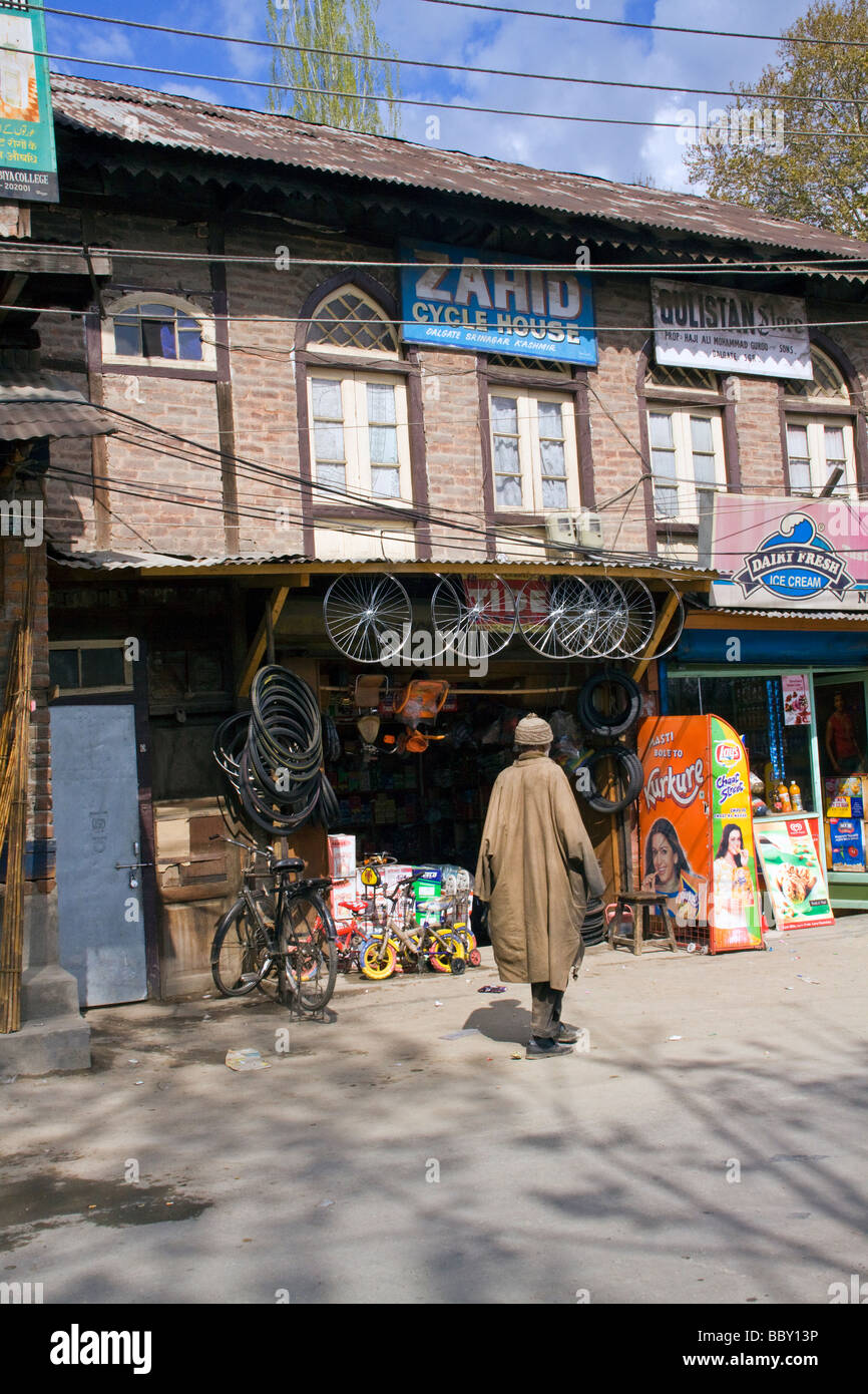 India bicycle repair shop hi-res stock photography and images - Alamy