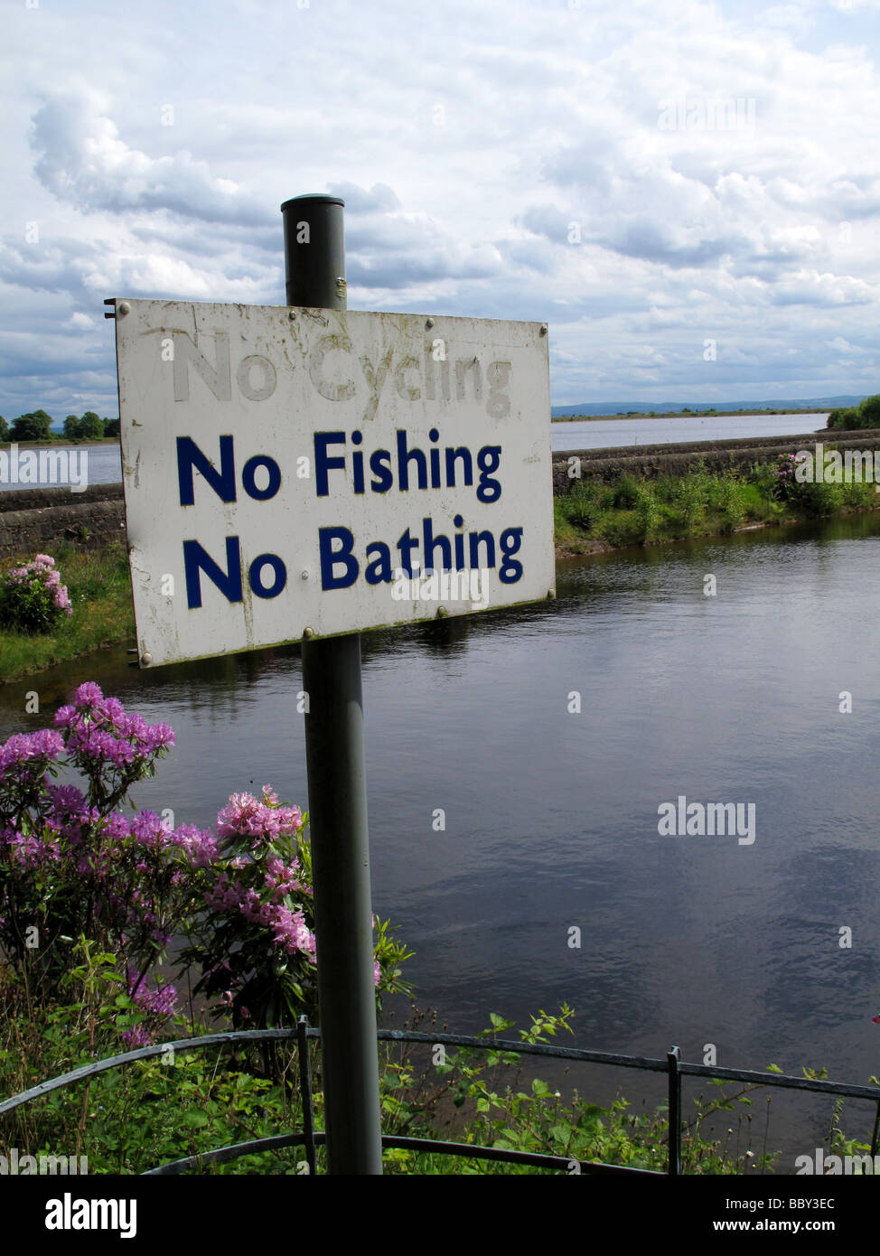 Restrictions sign at reservoir Stock Photo - Alamy