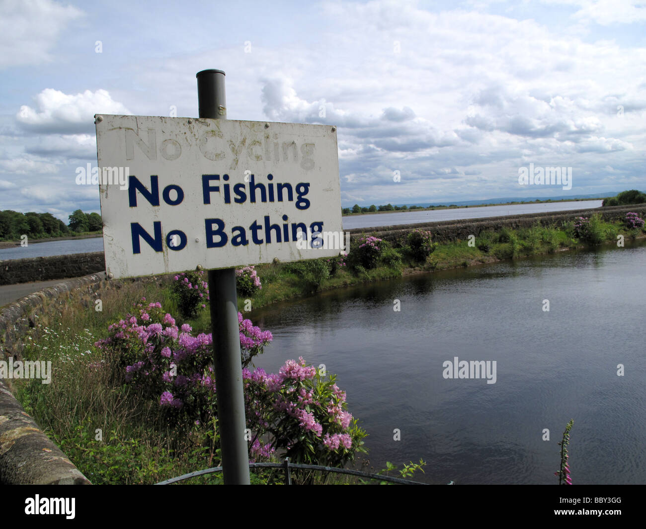Restrictions sign at reservoir Stock Photo - Alamy