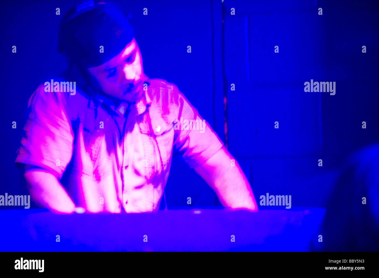 Black dj mixing decks hi-res stock photography and images - Alamy