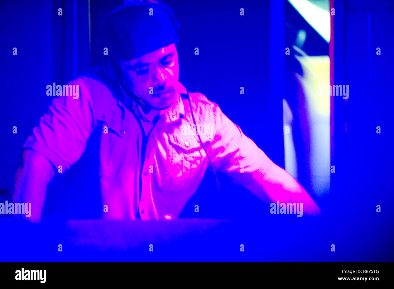 Black dj mixing decks hi-res stock photography and images - Alamy