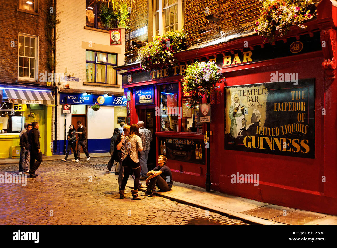 Pub nightlife hi-res stock photography and images - Alamy