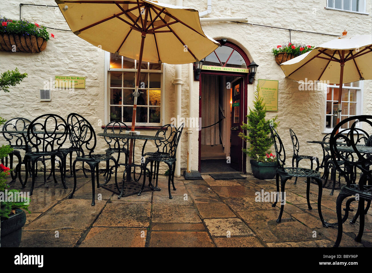 Outdoor restaurant with umbrellas hi-res stock photography and images ...