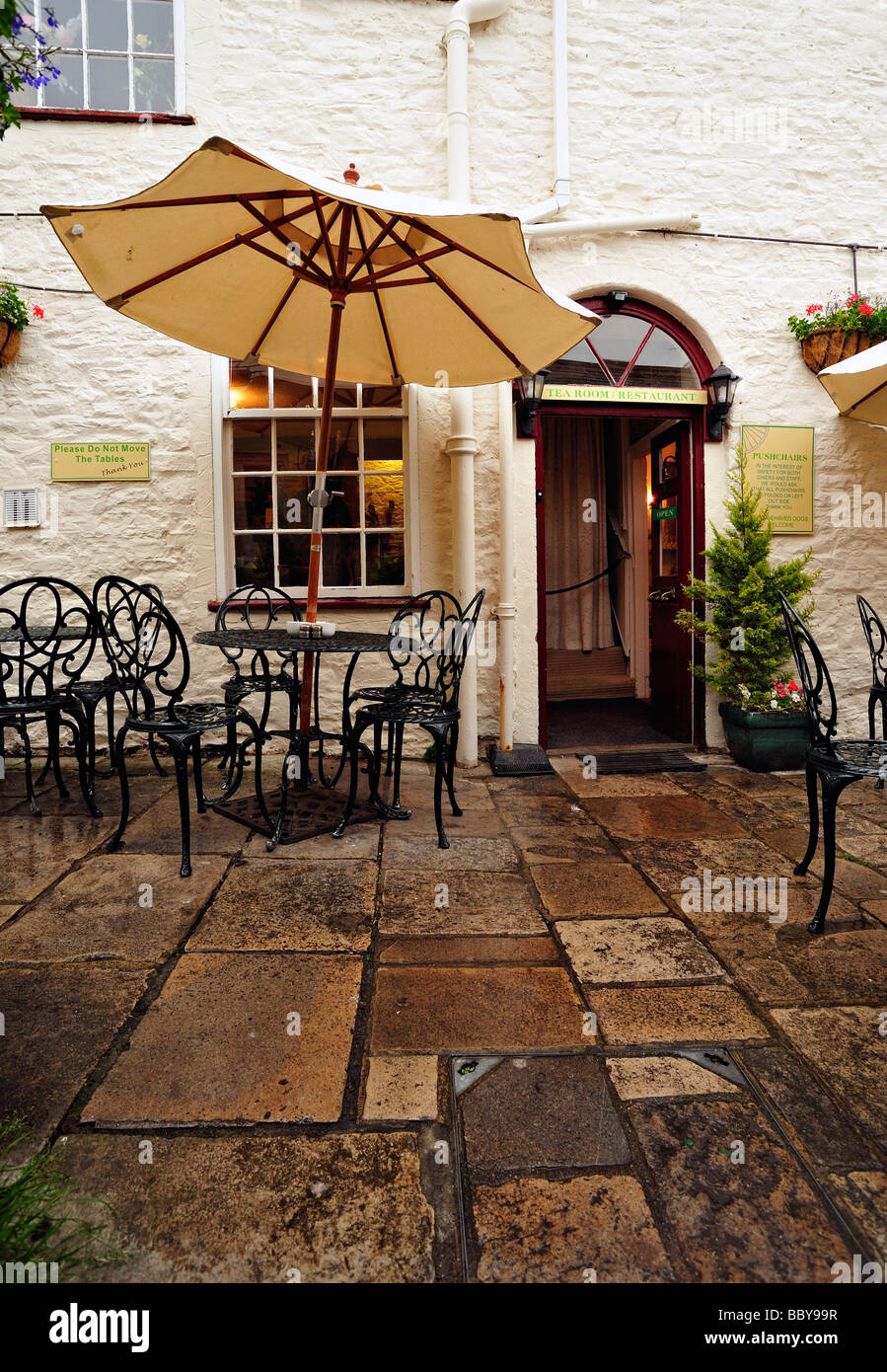 Cafe umbrellas hi-res stock photography and images - Alamy