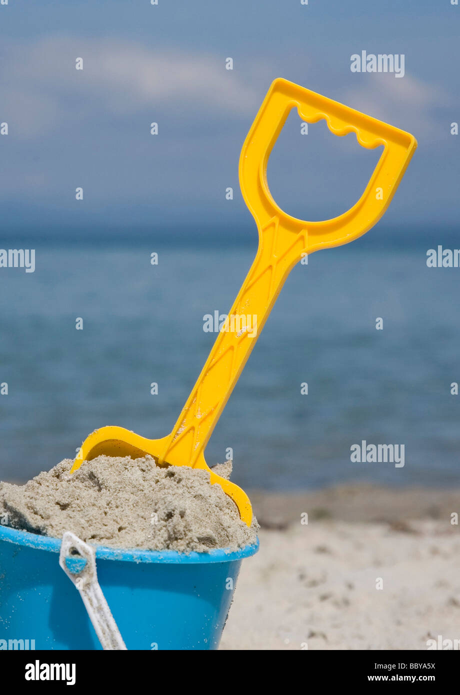 bucket and spade with sand Stock Photo - Alamy