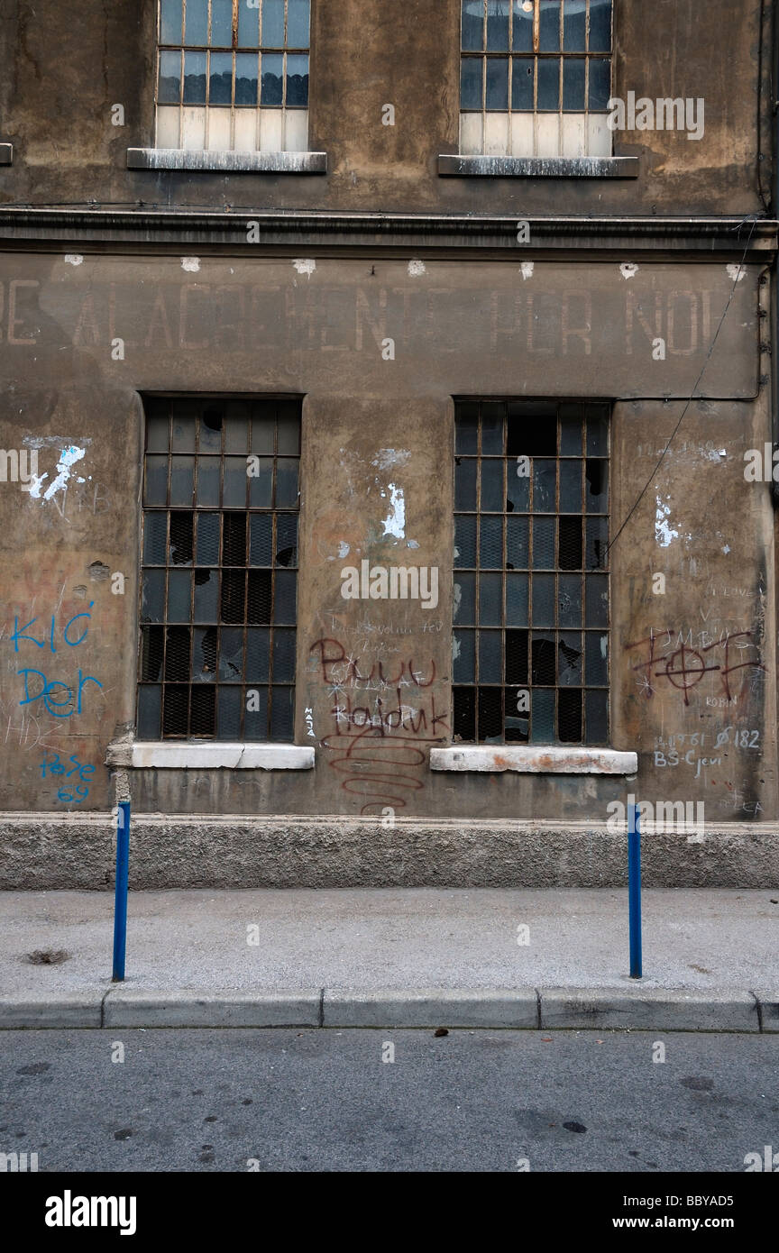 Old factory windows hi-res stock photography and images - Alamy