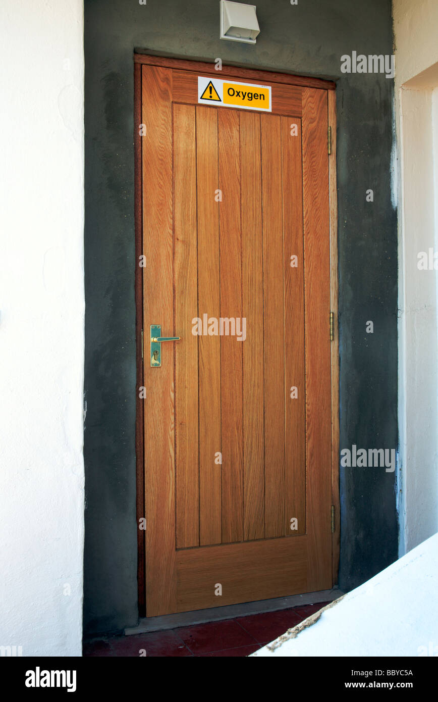 Closed door with an oxygen sign fixed on the outside Stock Photo - Alamy