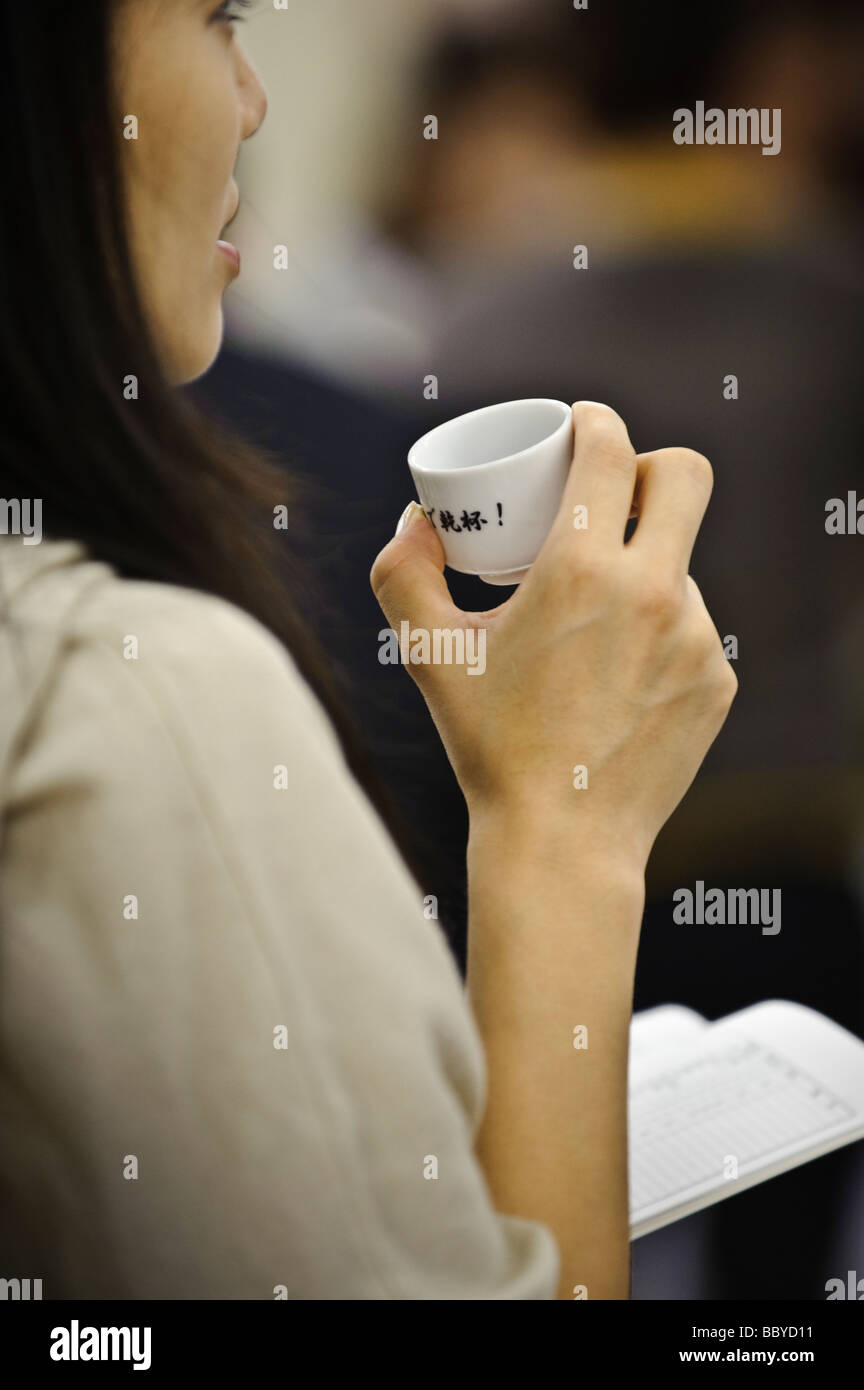 Tokyo sake hand hi-res stock photography and images - Alamy