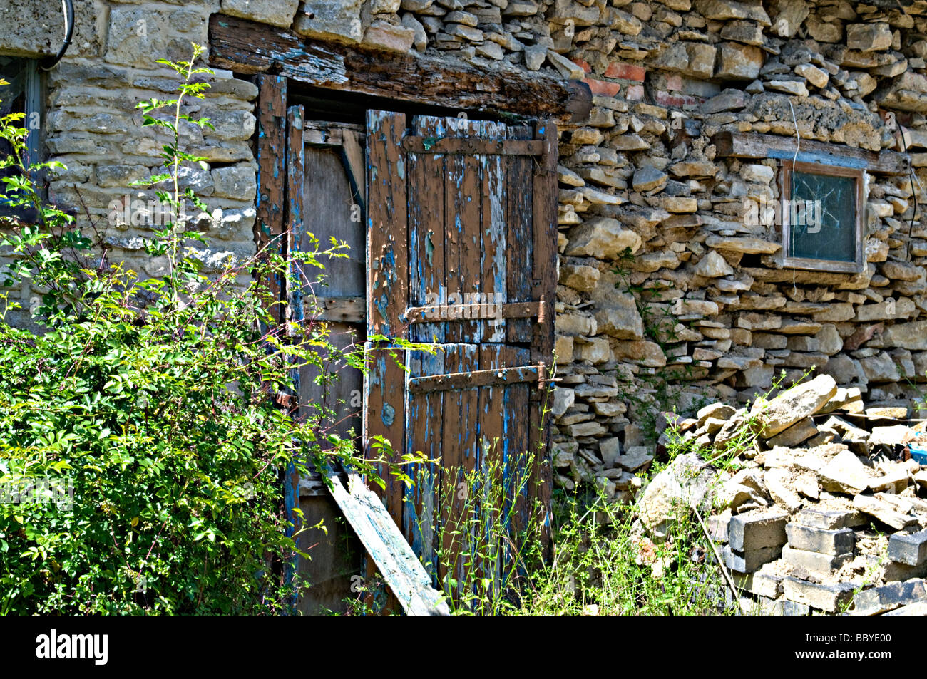 Rustic out building Stock Photo - Alamy