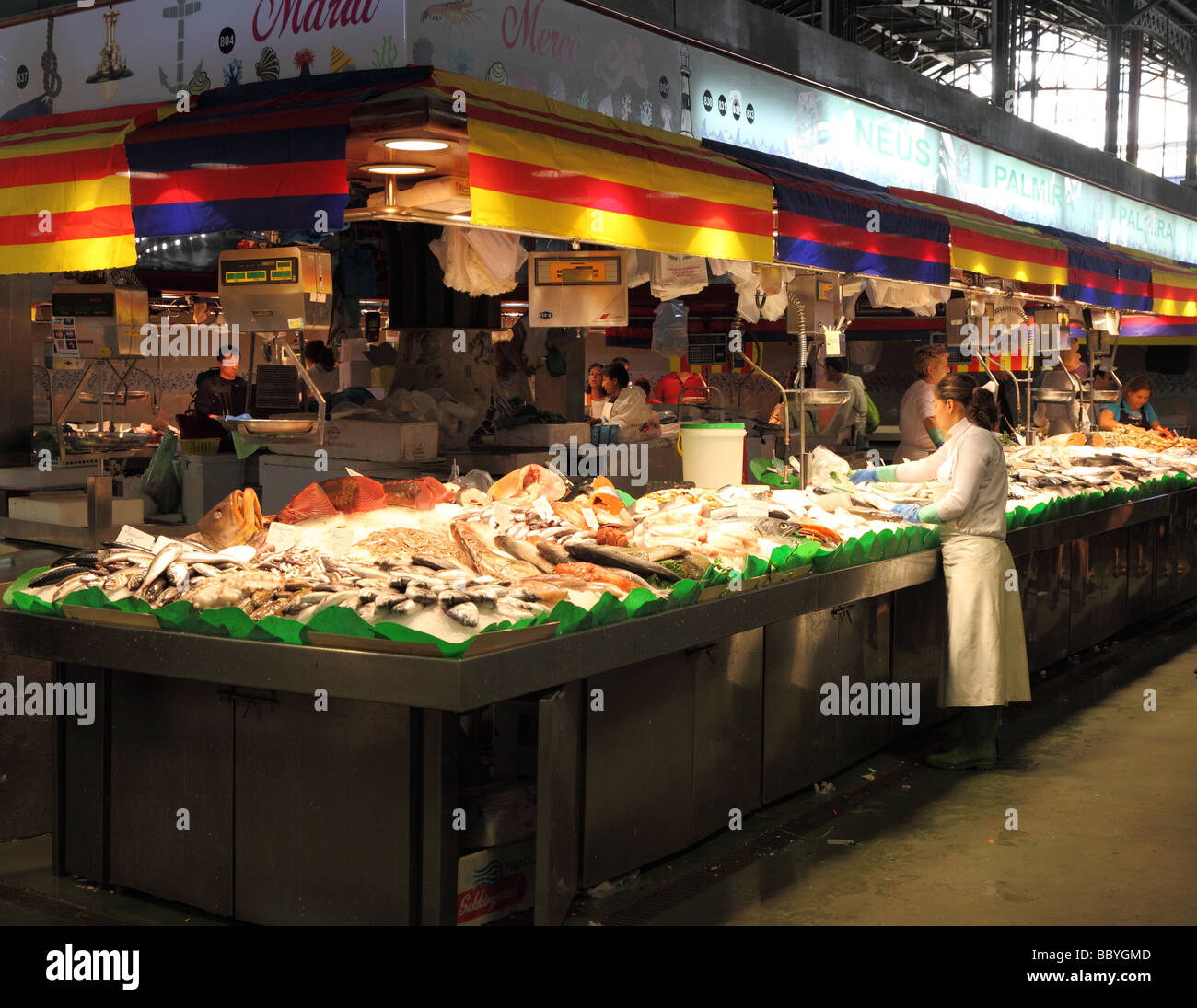 Seafood stall hi-res stock photography and images - Alamy