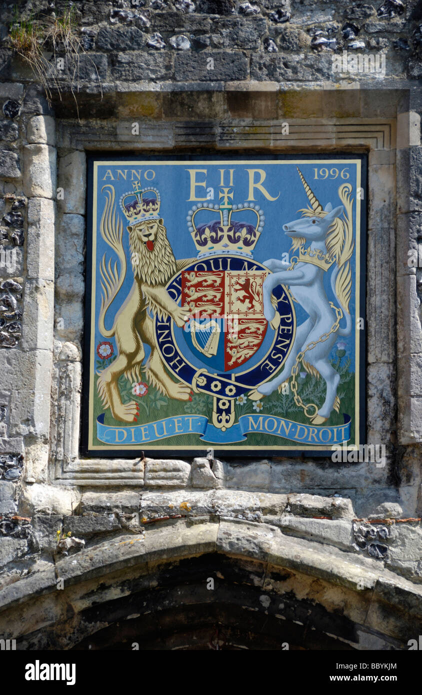 Royal crest queen elizabeth ii hi-res stock photography and images - Alamy