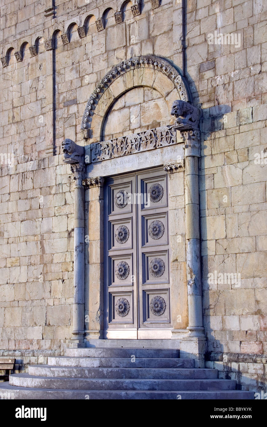 Lucca romanesque cathedral architecture hi-res stock photography and ...