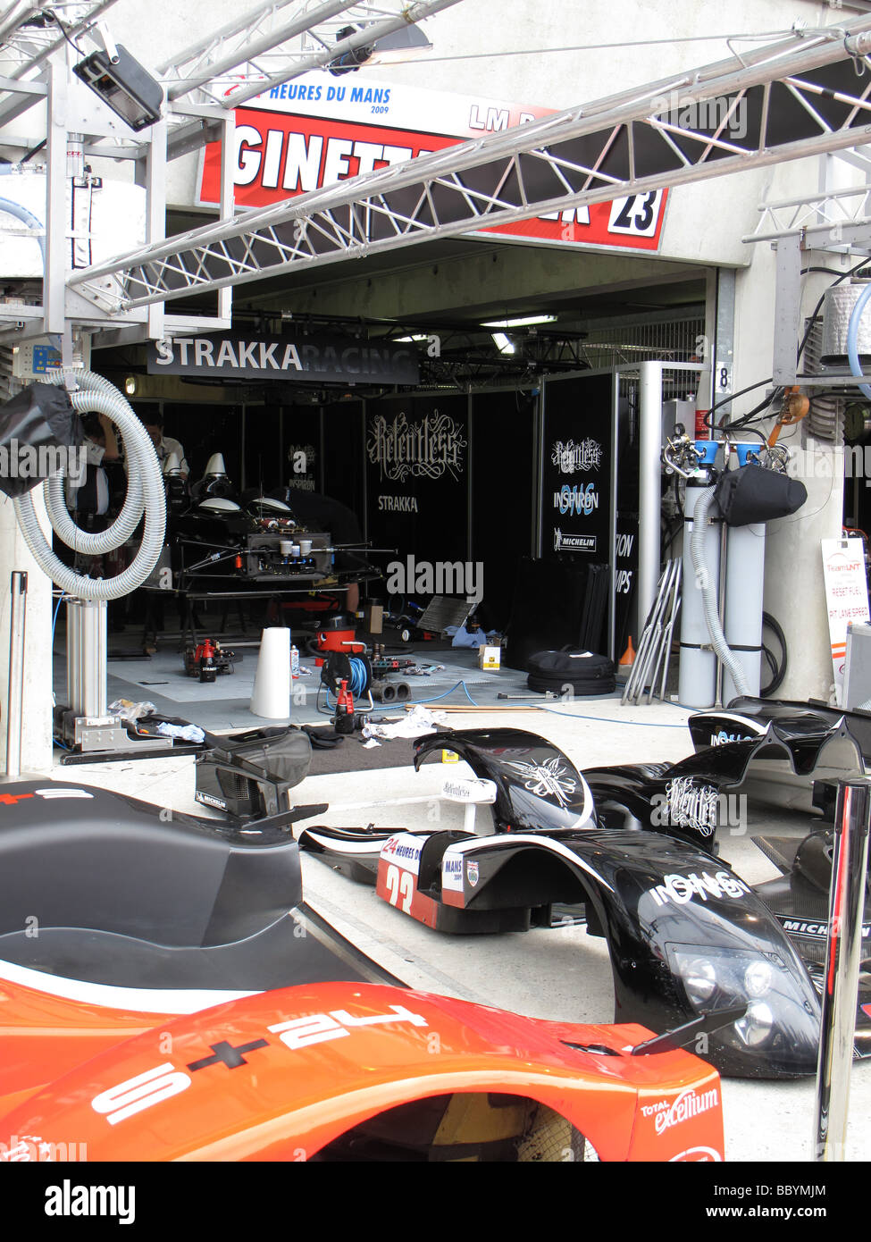 Le Mans 24 hour heure motor race track circuit pit car Stock Photo - Alamy