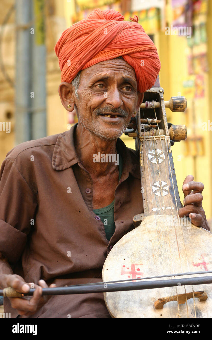 Elderly man playing the kamaycha. Jaisalmer. Rajasthan. India Stock ...