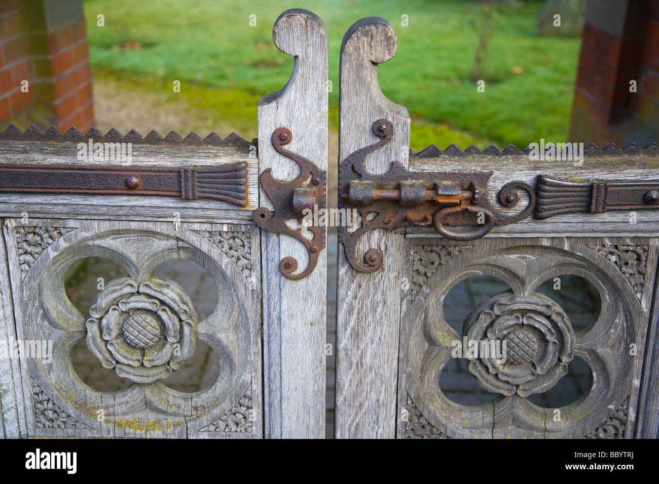 English gates hi-res stock photography and images - Alamy