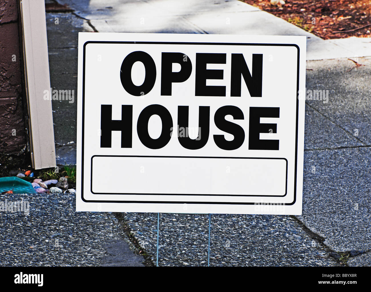 open house sign on street corner Stock Photo - Alamy