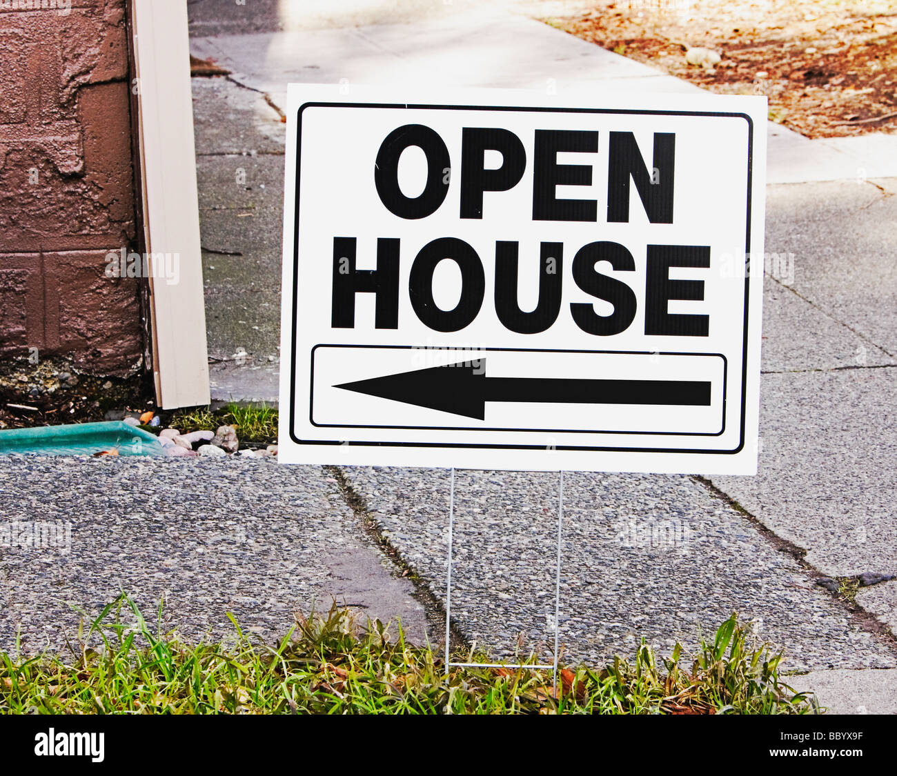 open house sign on street corner Stock Photo - Alamy
