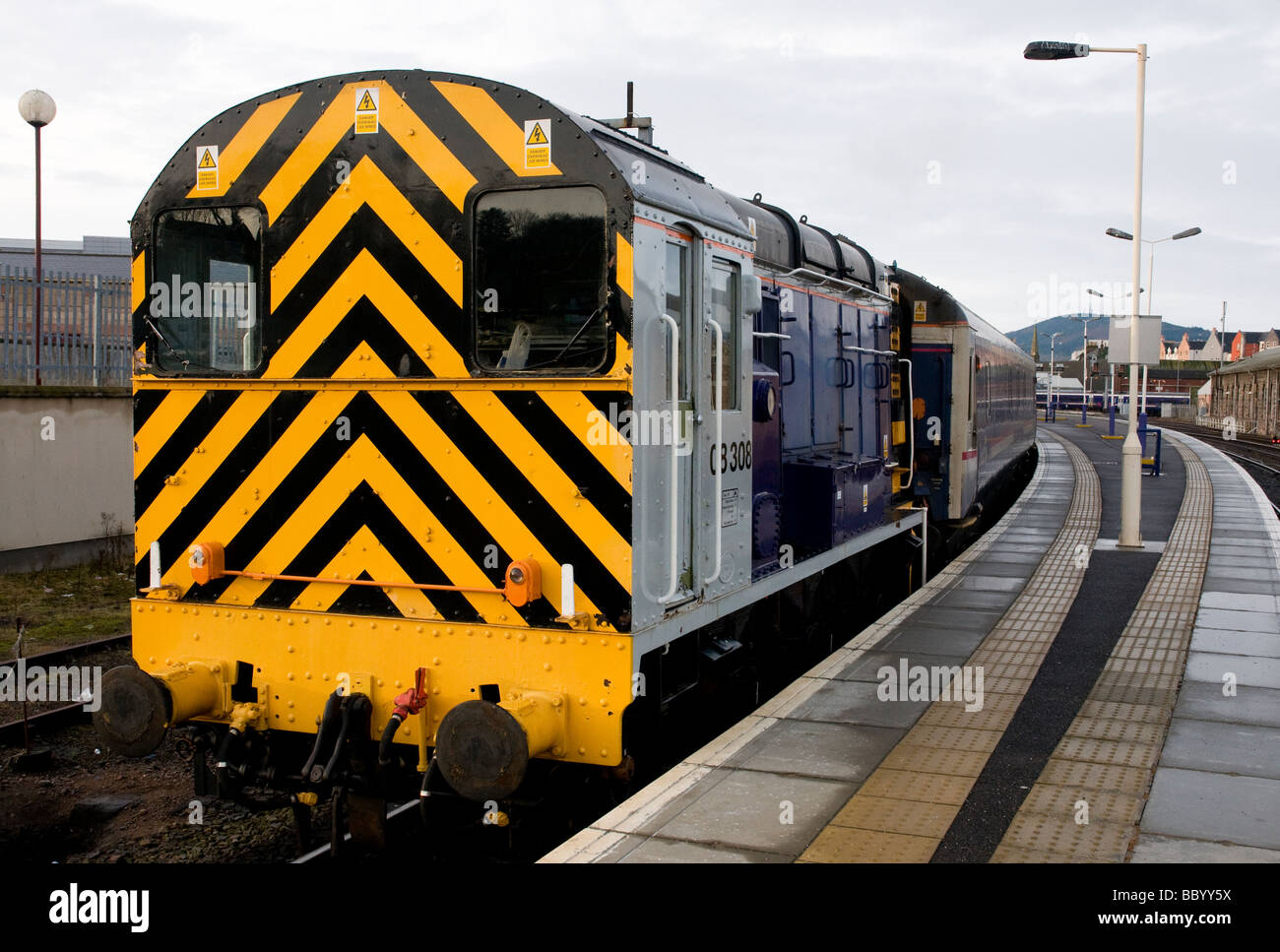 class 08 diesel shunter moving the Caledonian sleeper train Stock Photo ...