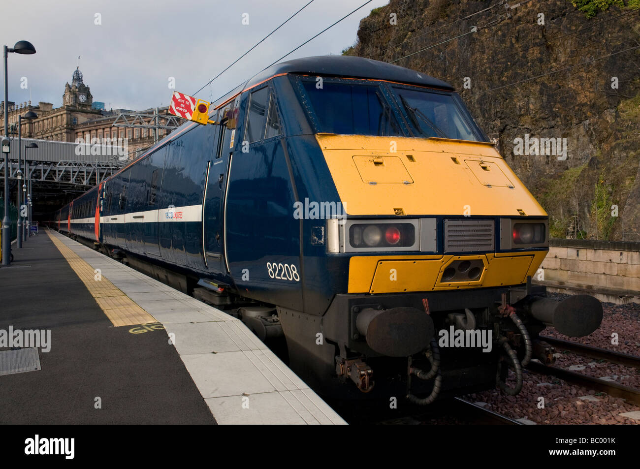 electric train set 82208 edinburgh waverley scotland Stock Photo - Alamy