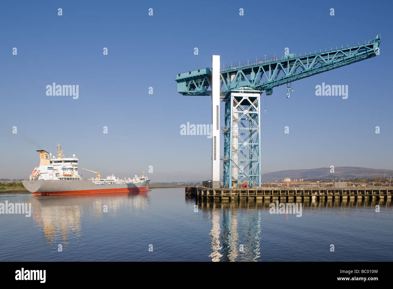 Ship passing the Titan Crane, Clydebank, Scotland Stock Photo - Alamy