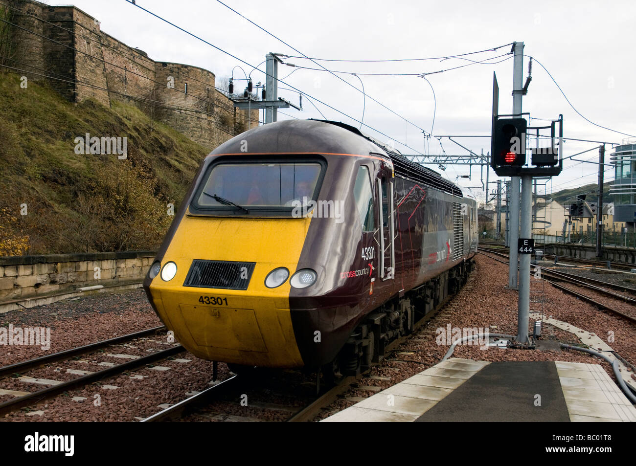hst high speed train 43301 approaches edinburgh waverley station ...