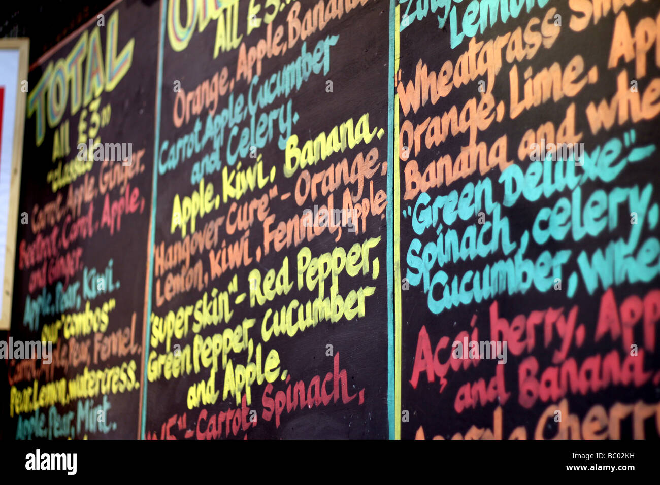 board juice bar organic fruit shop healthy clean Stock Photo - Alamy