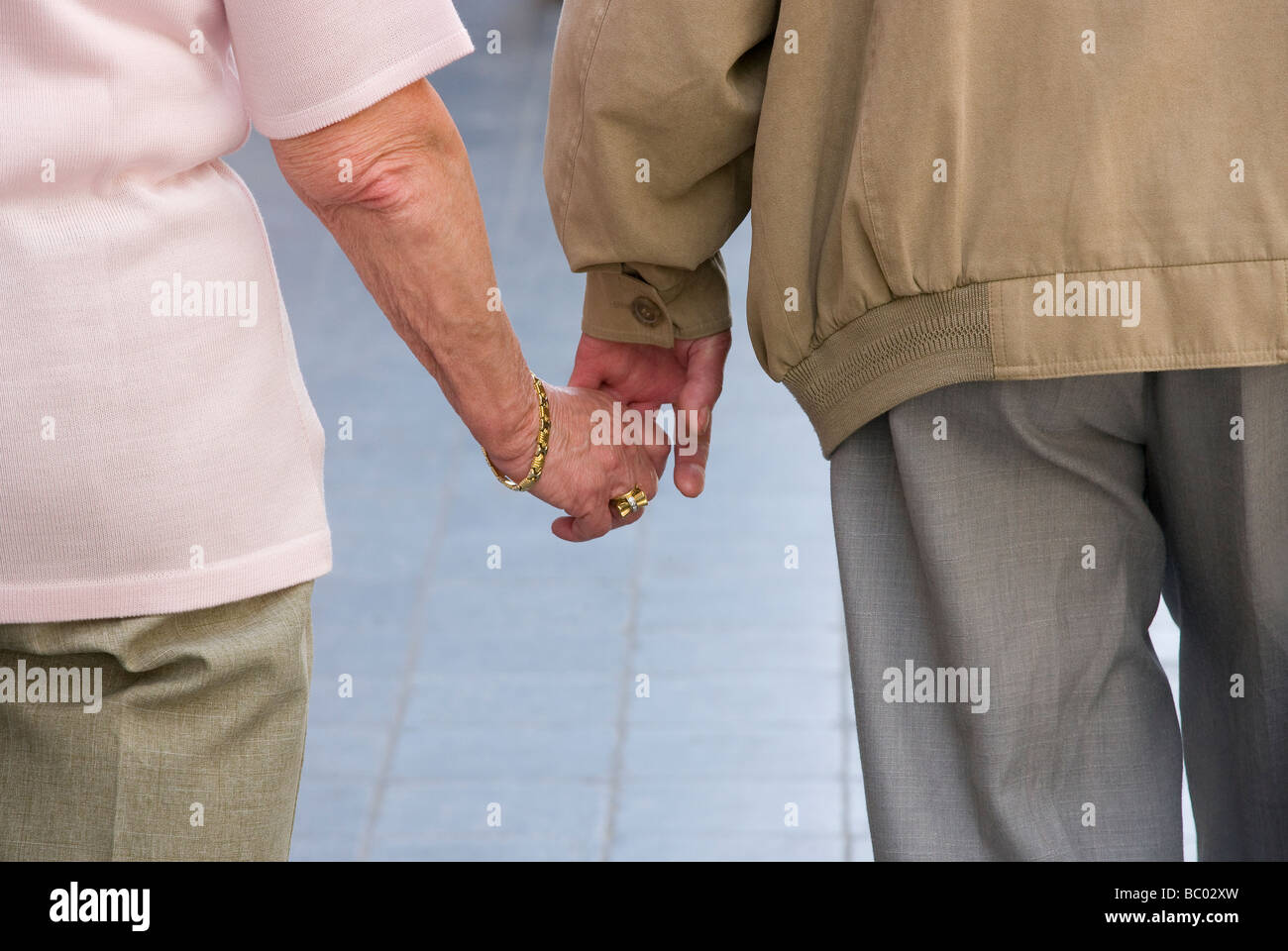 Elderly couple walking behind hi-res stock photography and images - Alamy
