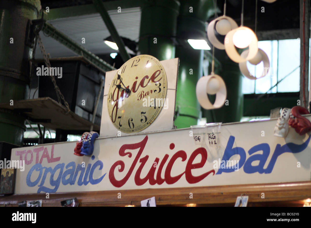juice bar organic fruit shop healthy clean Stock Photo - Alamy