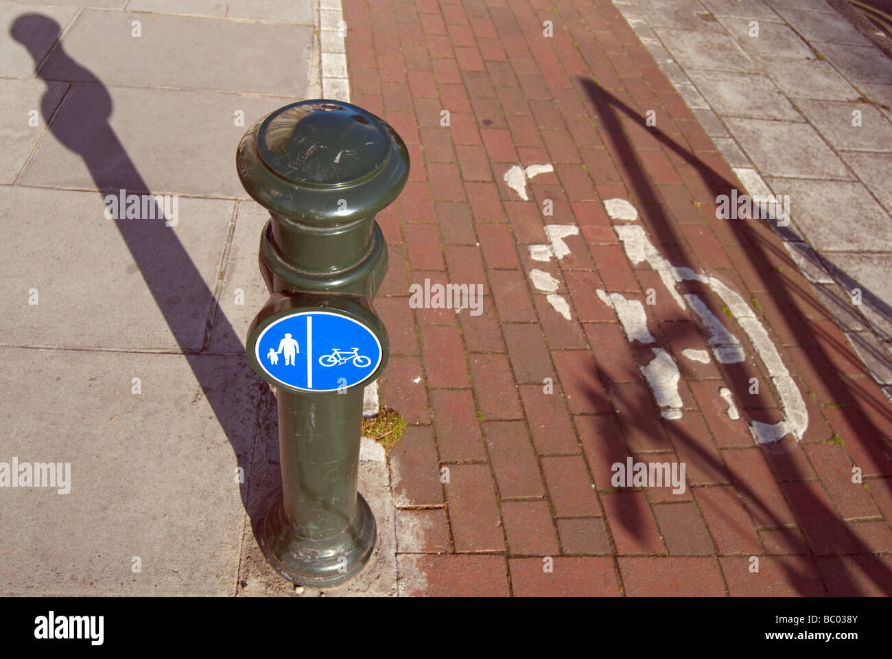 Shared path bollards hi-res stock photography and images - Alamy