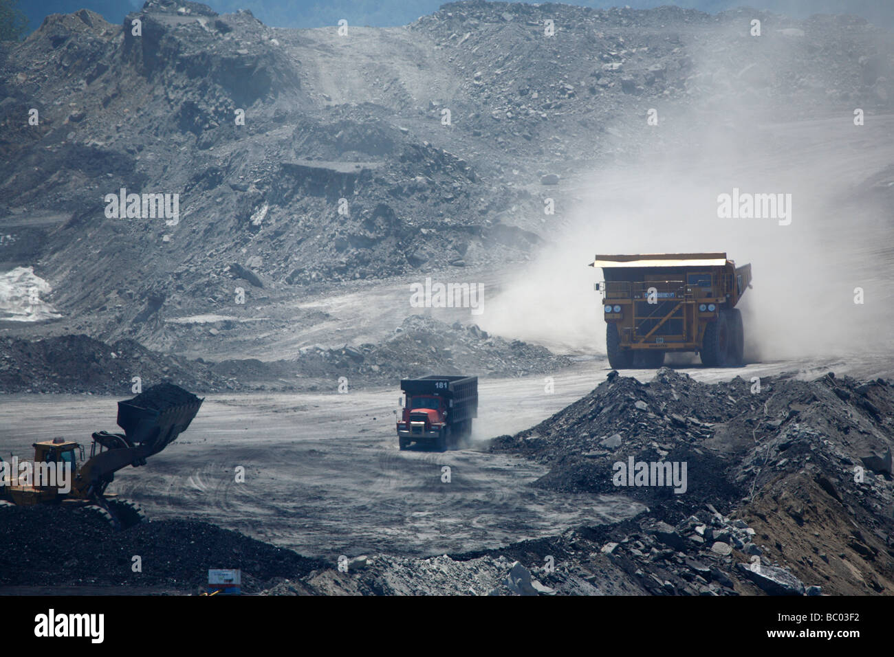Large front-end loaders fill up dumptrucks at the Kayford mountaintop ...