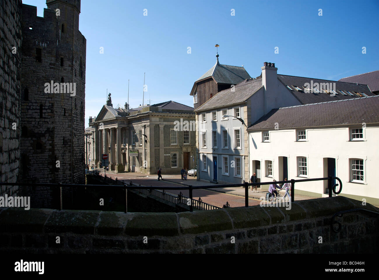 Caernarfon, Gwynedd, North Wales, UK Castle Court House Stock Photo - Alamy
