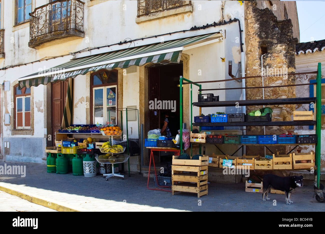Shopping for groceries in portugal hi-res stock photography and images ...