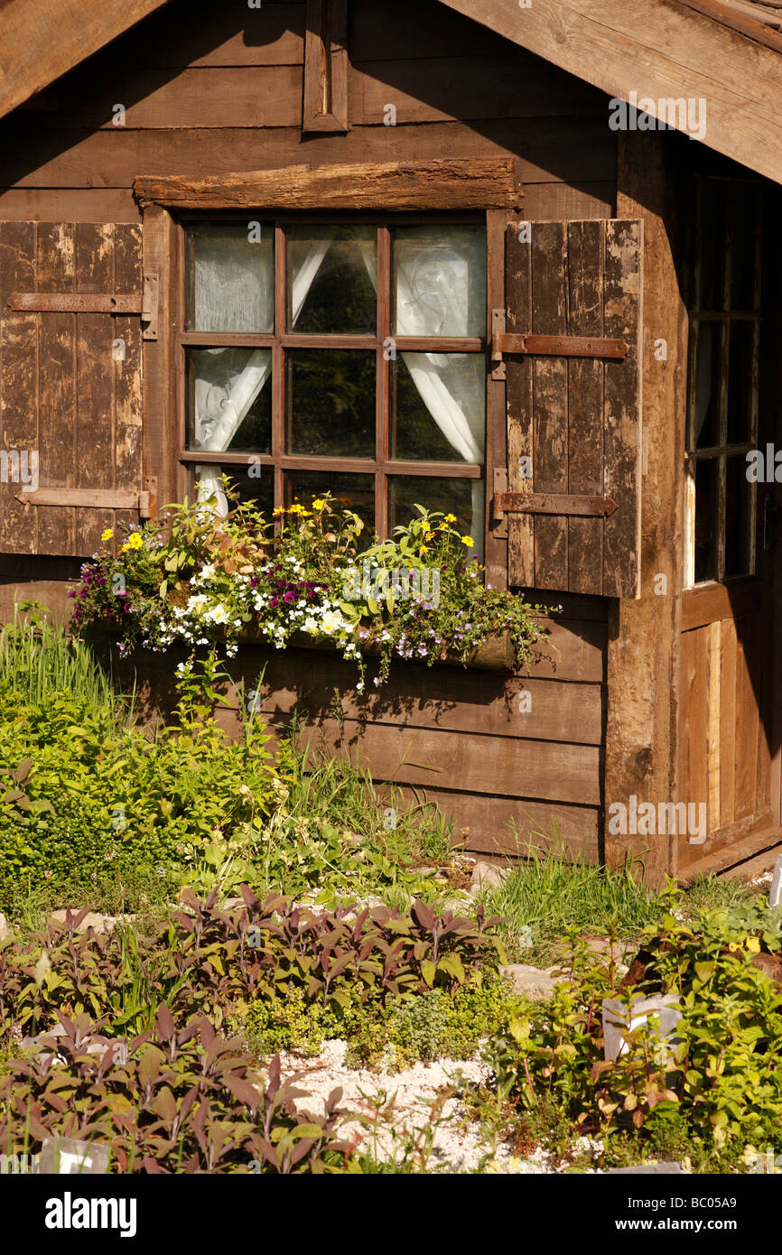 small wooden garden hut Stock Photo - Alamy
