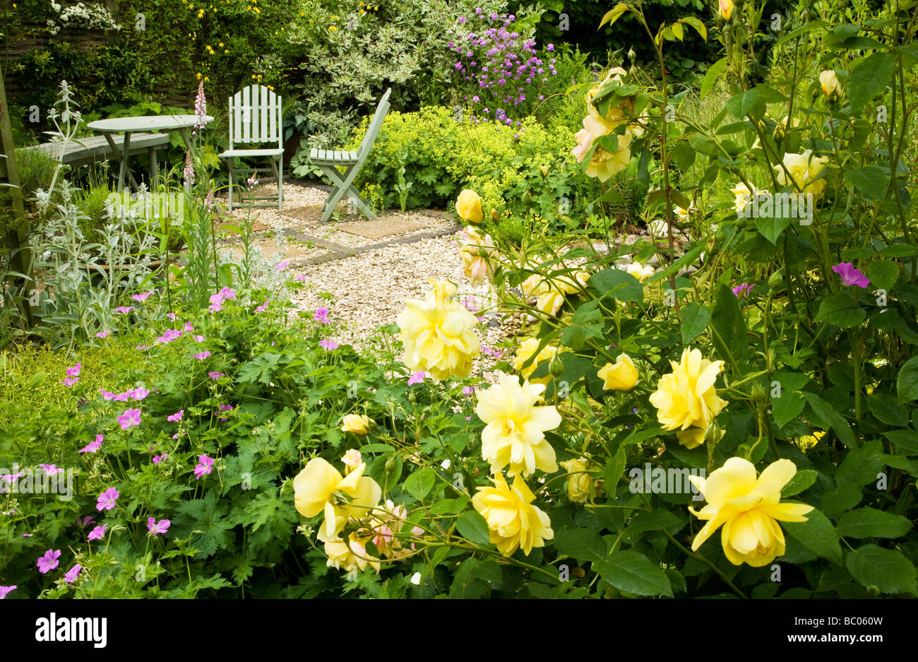 Tranquil english garden hi-res stock photography and images - Alamy