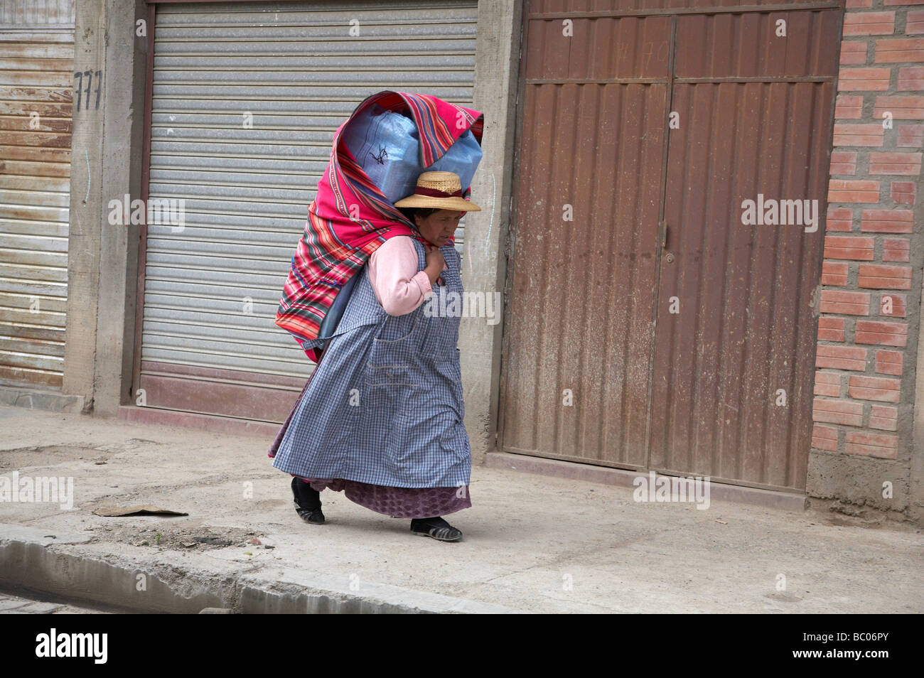 Old woman carrying heavy load hi-res stock photography and images - Alamy