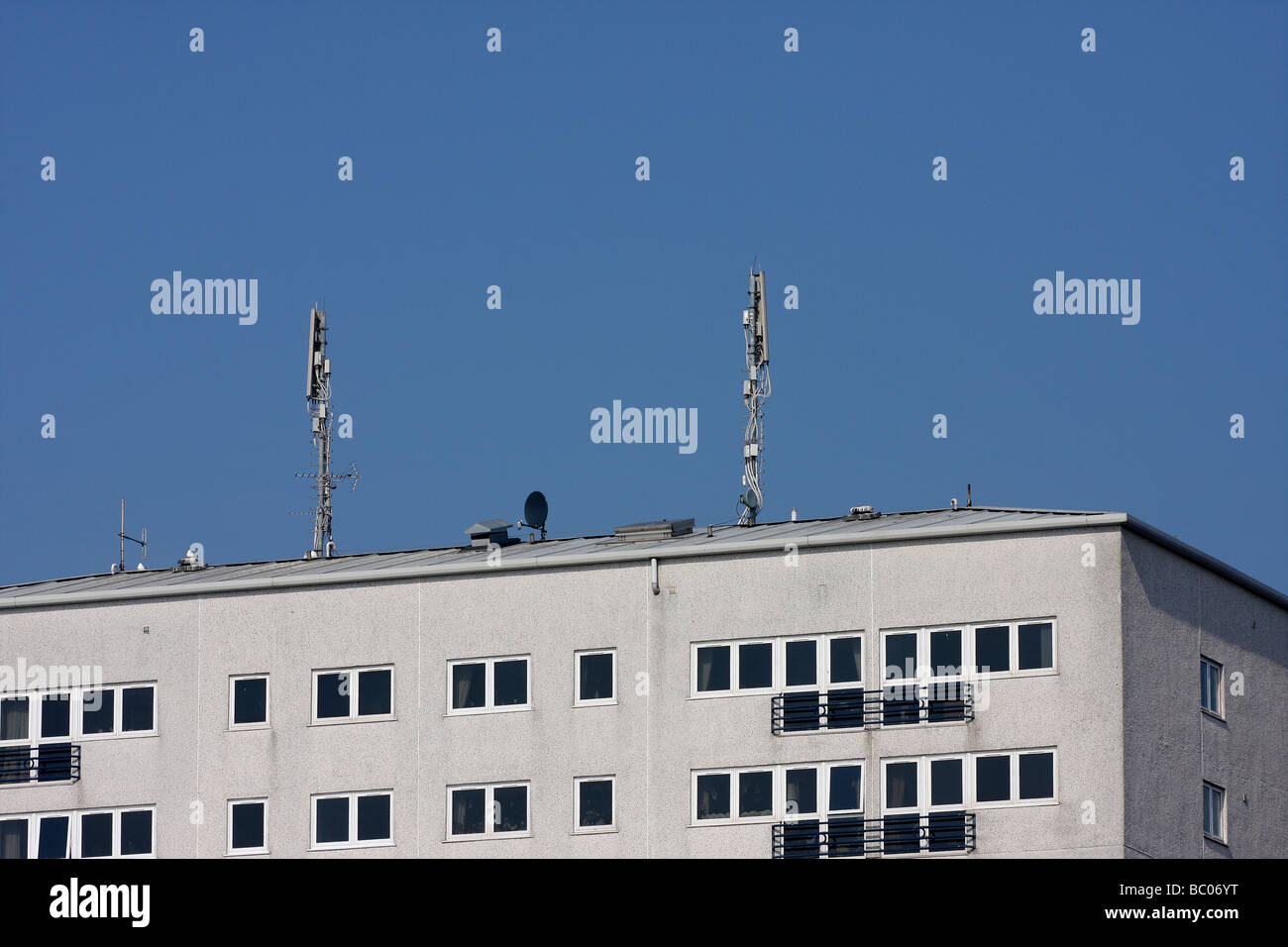 Mobile phone masts on roof of office block Stock Photo - Alamy