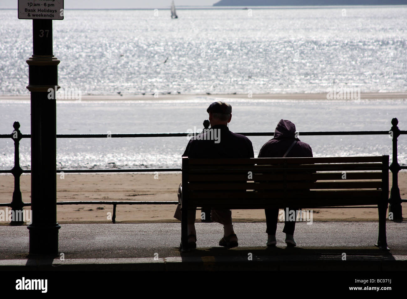 Resting on a bench on the seafront in Scarborough Stock Photo - Alamy