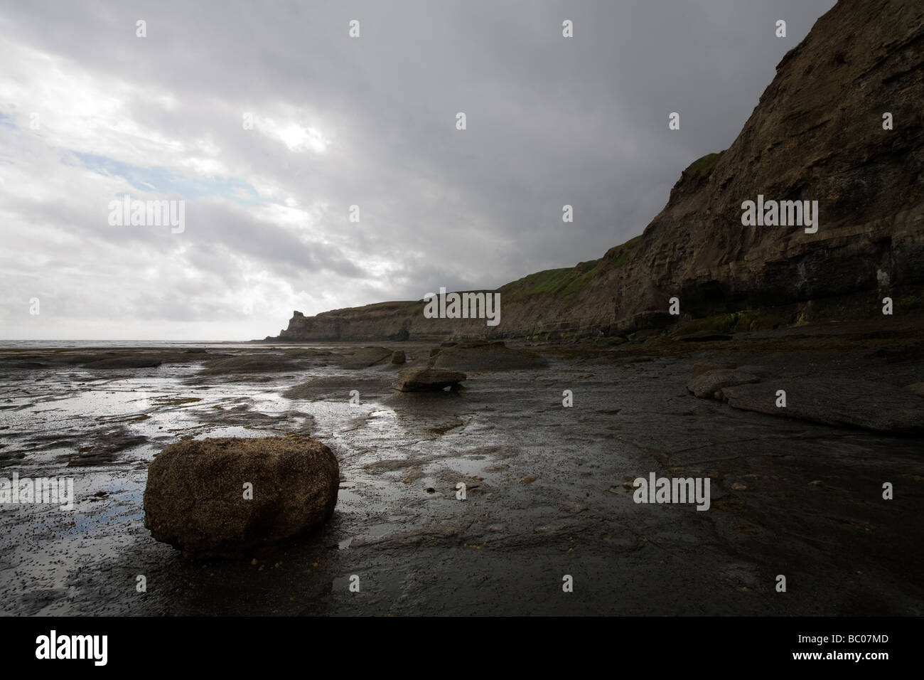 Rocks at cliff edge in foreground hi-res stock photography and images ...