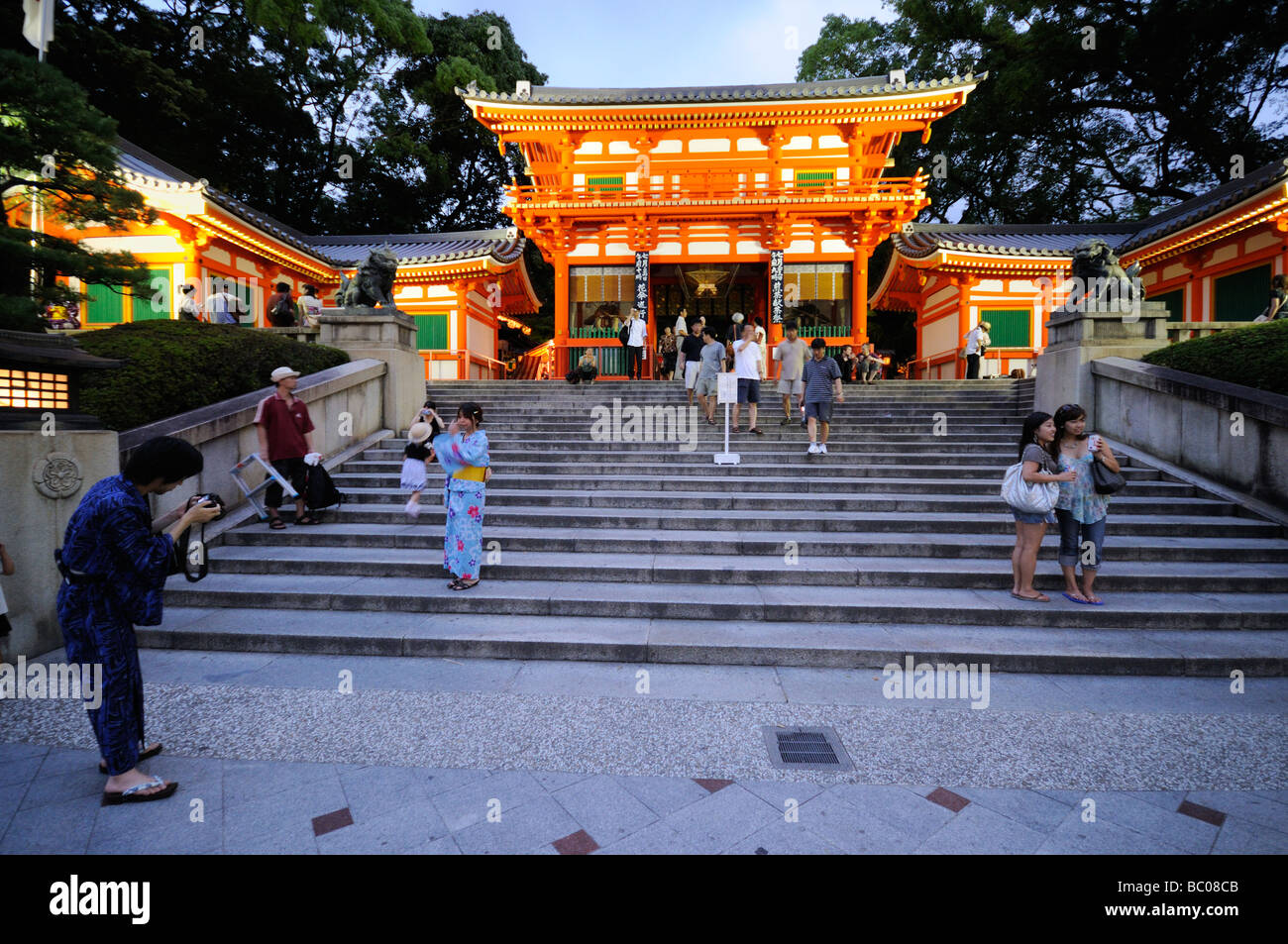 Entrance to the Yasaka Shinto Shrine from Shijo Dori (Shijo street ...