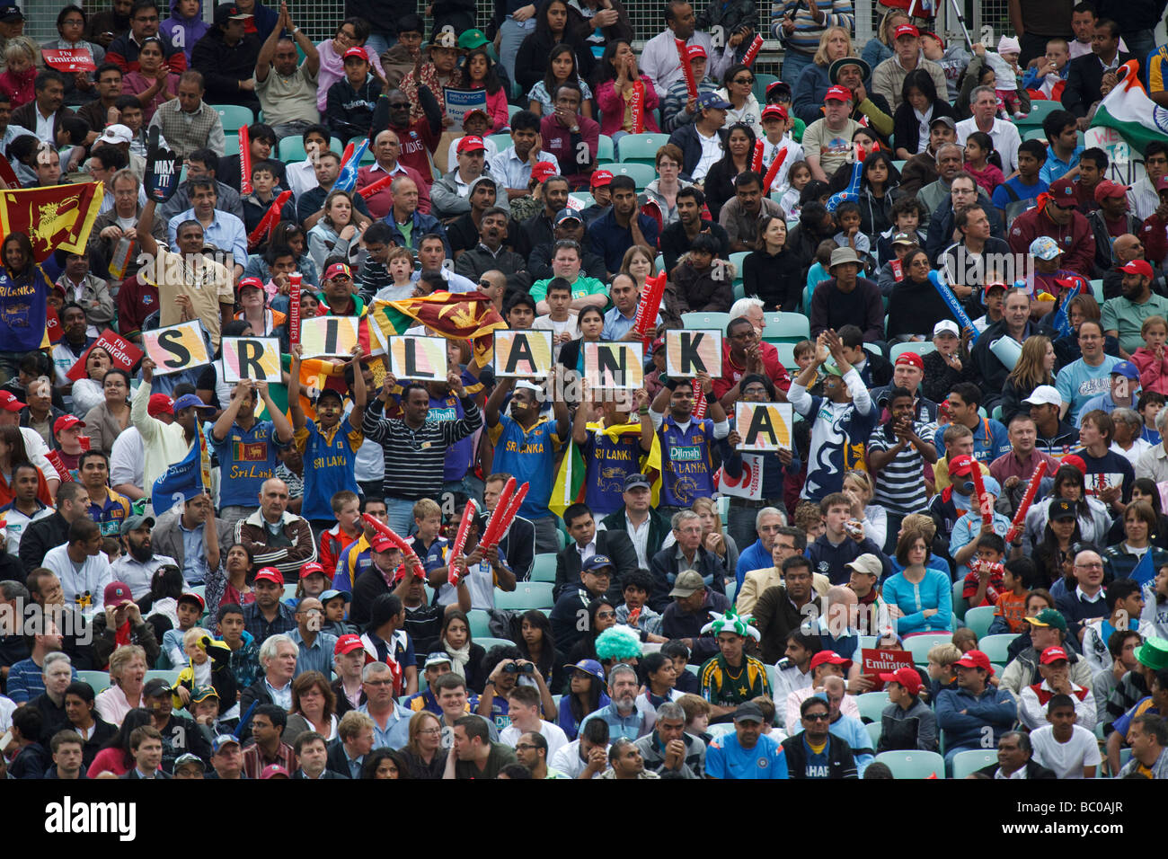 Cricket crowd hi-res stock photography and images - Alamy