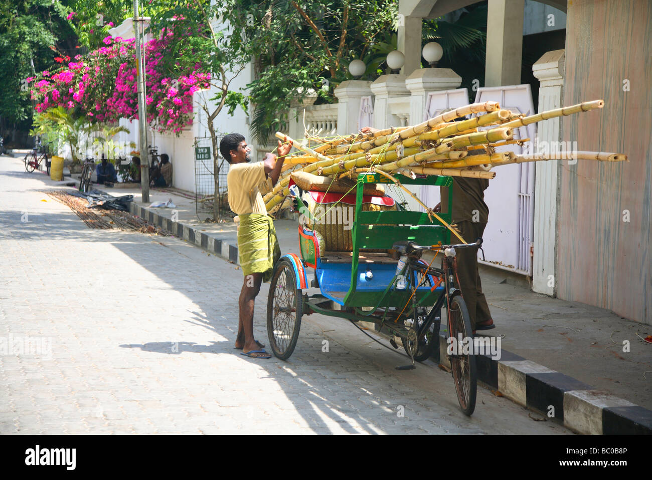 Streets of pondicherry hi-res stock photography and images - Alamy