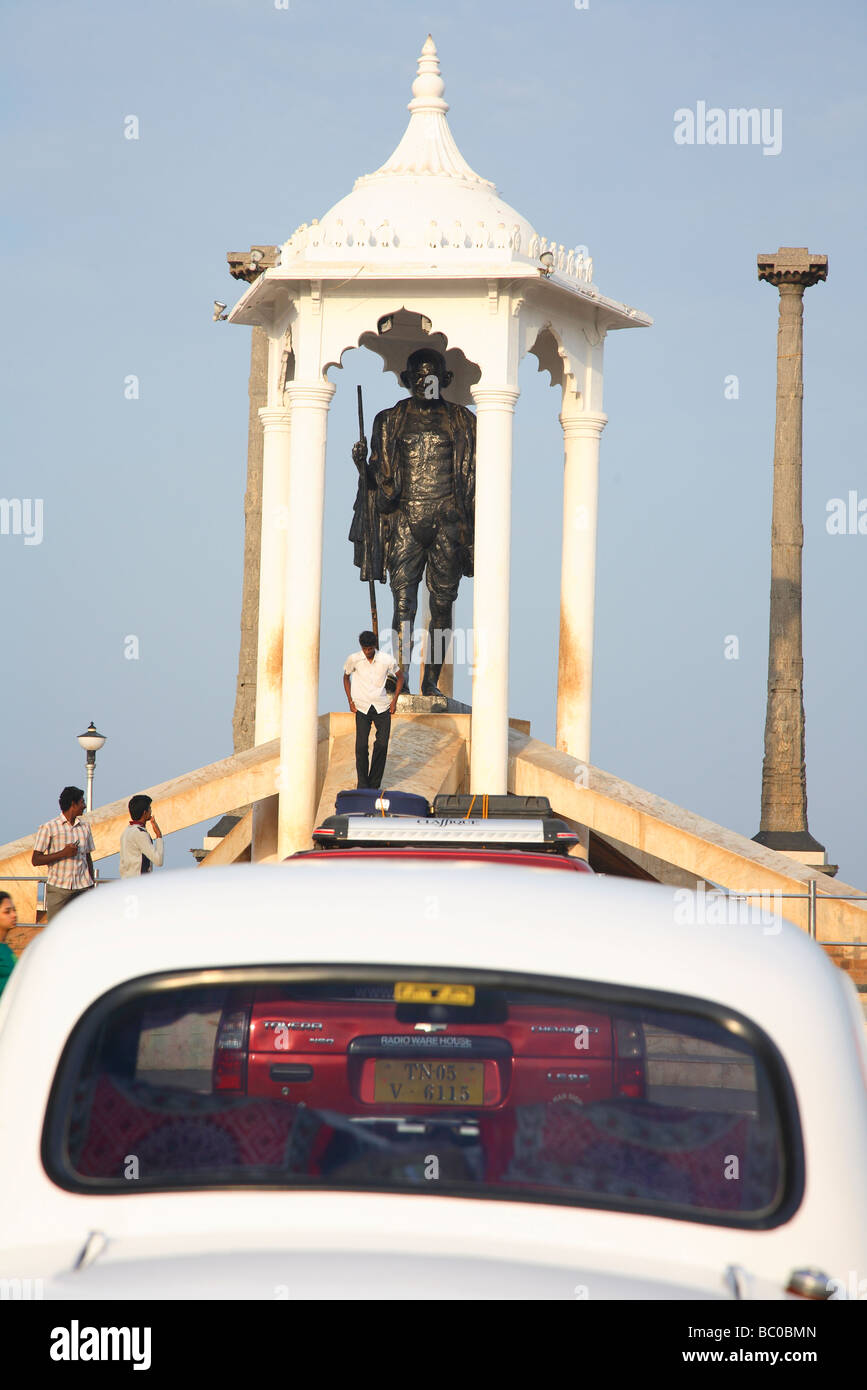 Pondicherry beach gandhi statue hi-res stock photography and images - Alamy